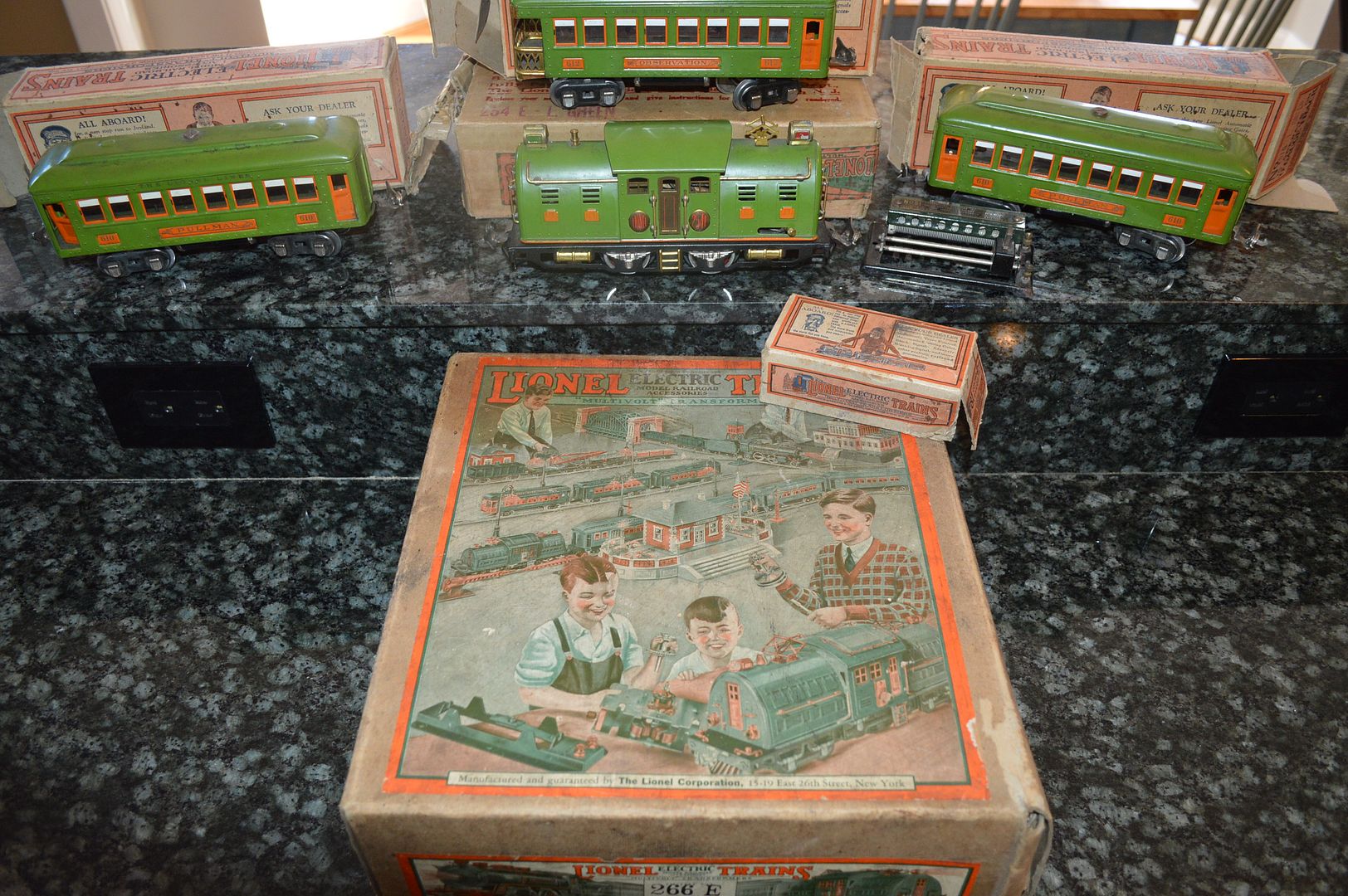 RARE 1930 ERA VINTAGE LIONEL TRAIN SET WITH BOXES AND MASTER BOX ...